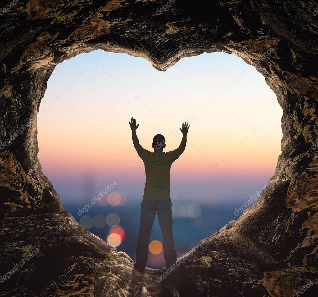 Adorar el concepto de Dios: Silueta humana de pie en la cueva del ...