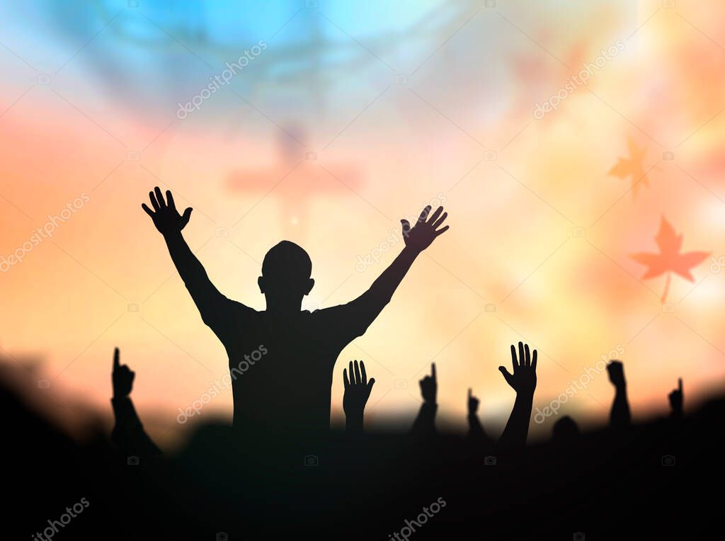 Concepto de alabanza y adoración: Silueta humana levantando las manos ...
