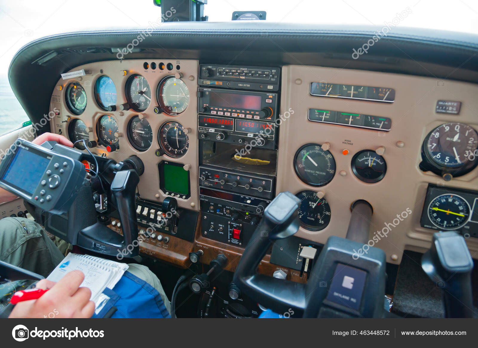 Instrument Panel Cockpit Cessna 182 Skylane Flight — Stock Editorial ...