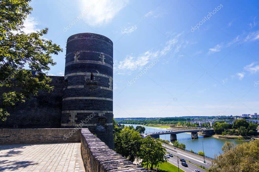 Angers, Francia - 23 de agosto de 2019: Los muros exteriores del ...
