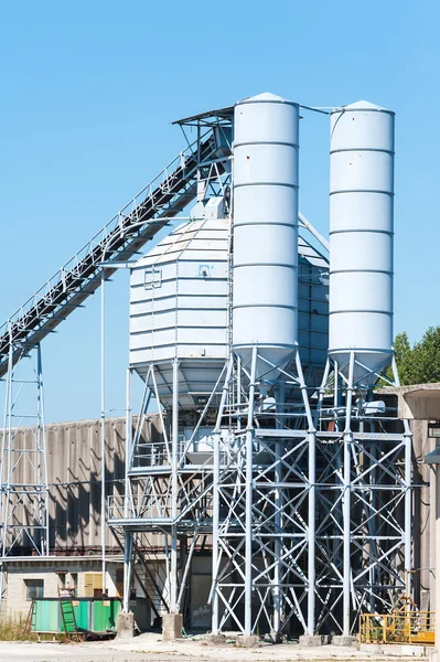 Concrete silo Stock Photos, Royalty Free Concrete silo Images ...