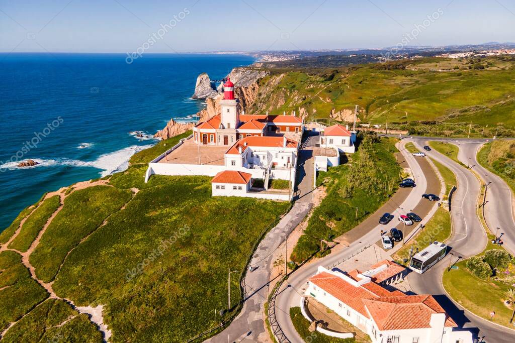 Vista aérea del faro de Cabo da Roca, una costa natural con un mirador ...