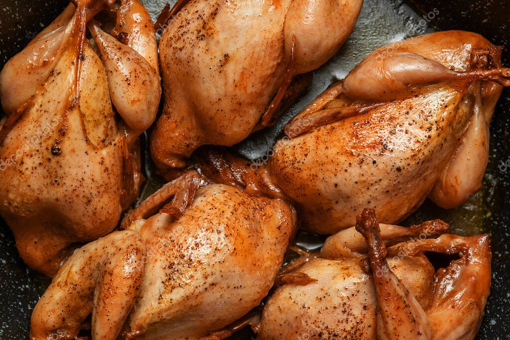 Deliciosas canales de codorniz fritas en una sartén sobre un fondo de ...
