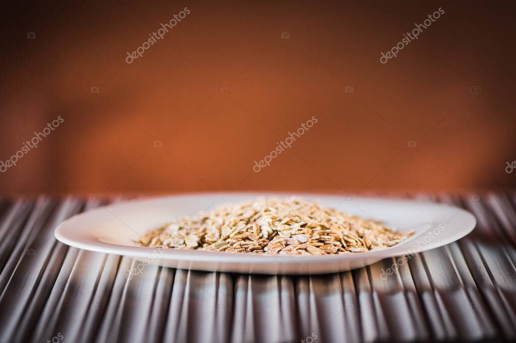 Las espigas de avena del grano sobre la mesa de madera, la avena ...
