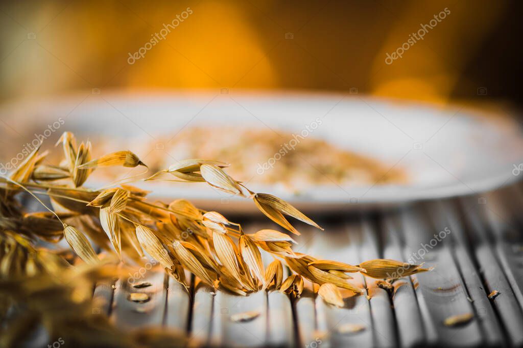 Las espigas de avena del grano sobre la mesa de madera, la avena ...