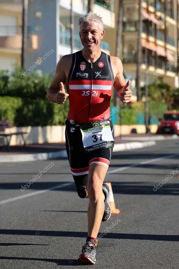 Runner ahead gives thumbs-up – Stock Editorial Photo © Tverdohlib.com ...