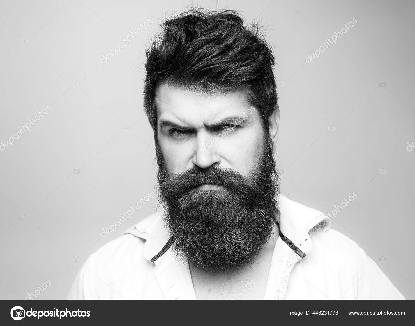 Homem Com Barba Longa, Bigode E Cabelo Cara Cara Com