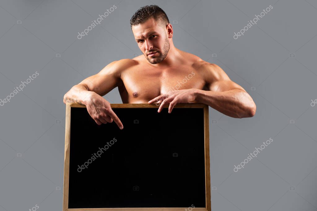 Guapo fisicoculturista con cartel publicitario. Fuerte atleta muscular ...