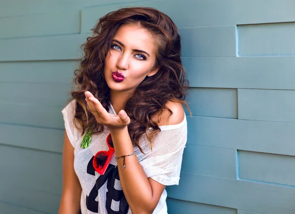 Mujer mandando beso fotos de stock, imágenes de Mujer mandando beso sin ... Mujer mandando beso fotos de stock, imágenes de Mujer mandando beso sin ...