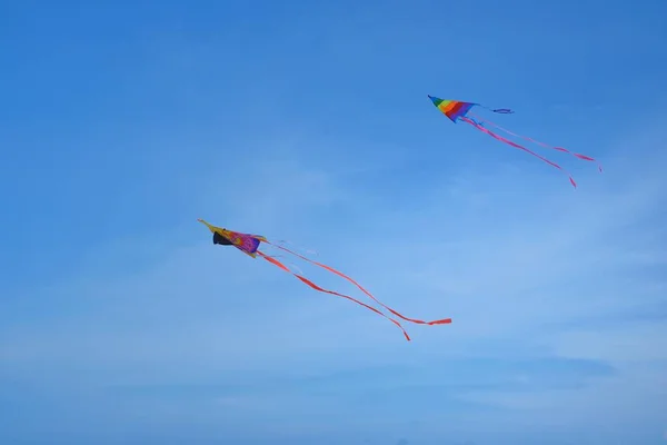 Niños volando cometas fotos de stock, imágenes de Niños volando cometas ...