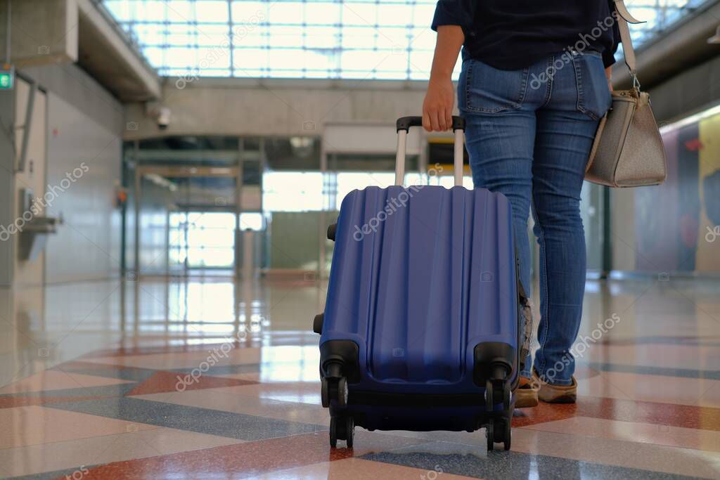 Una vista trasera, medio cuerpo inferior de una mujer en jeans ...