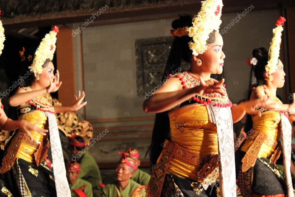 Balinese traditional dance performance — Stock Editorial Photo © greta6 ...