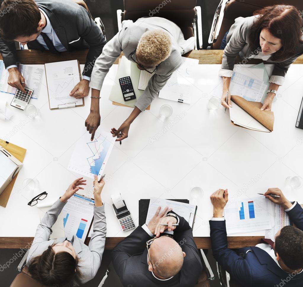 Grupo de personas haciendo una lluvia de ideas, discutiendo y planeando ...