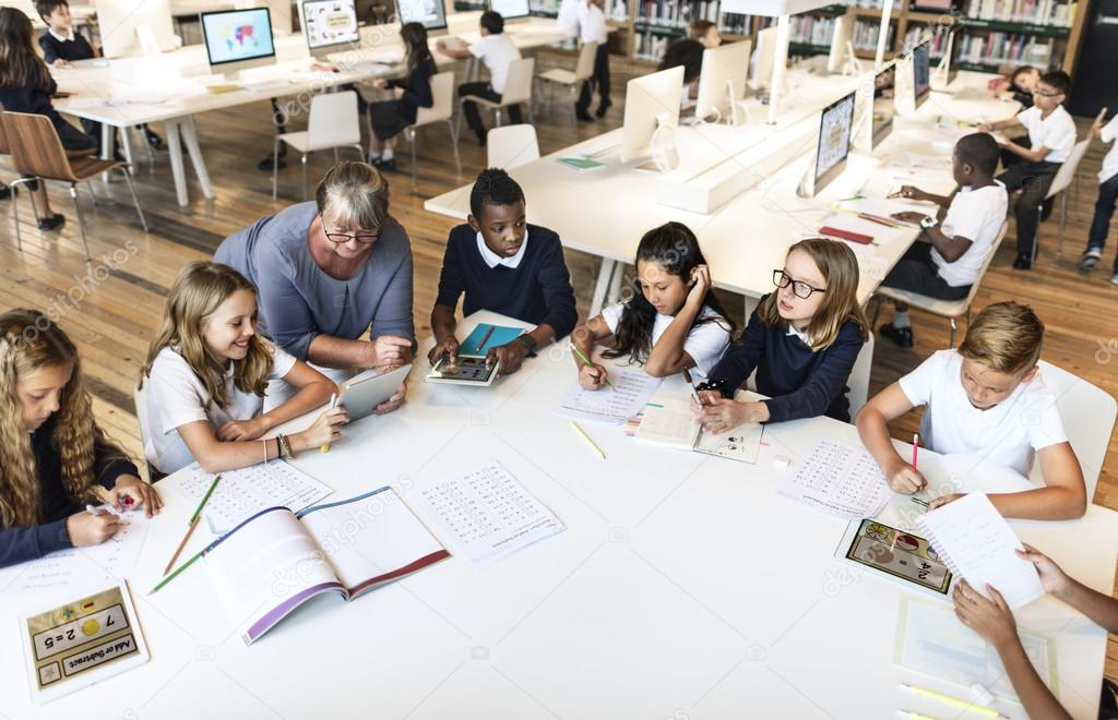 Niños estudiando en la biblioteca 2022