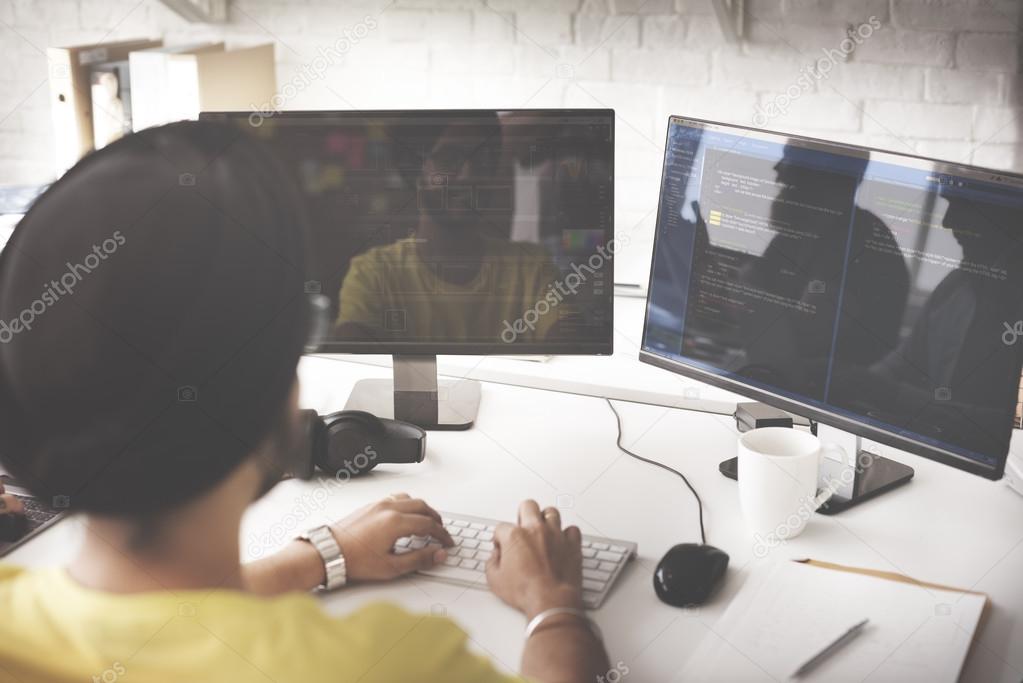 Ordenador con código html en monitor: fotografía de stock © Rawpixel ...