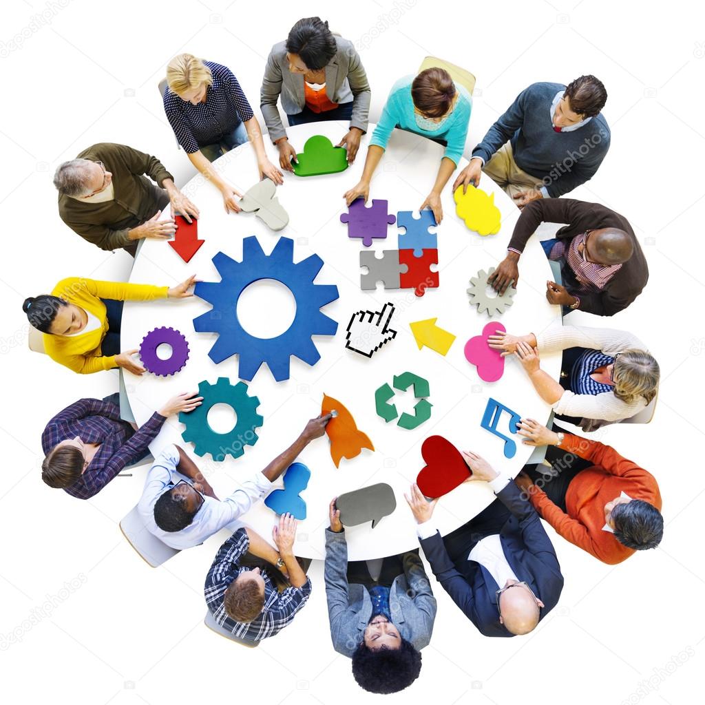 Gente alrededor de la mesa con concepto de trabajo en equipo ...