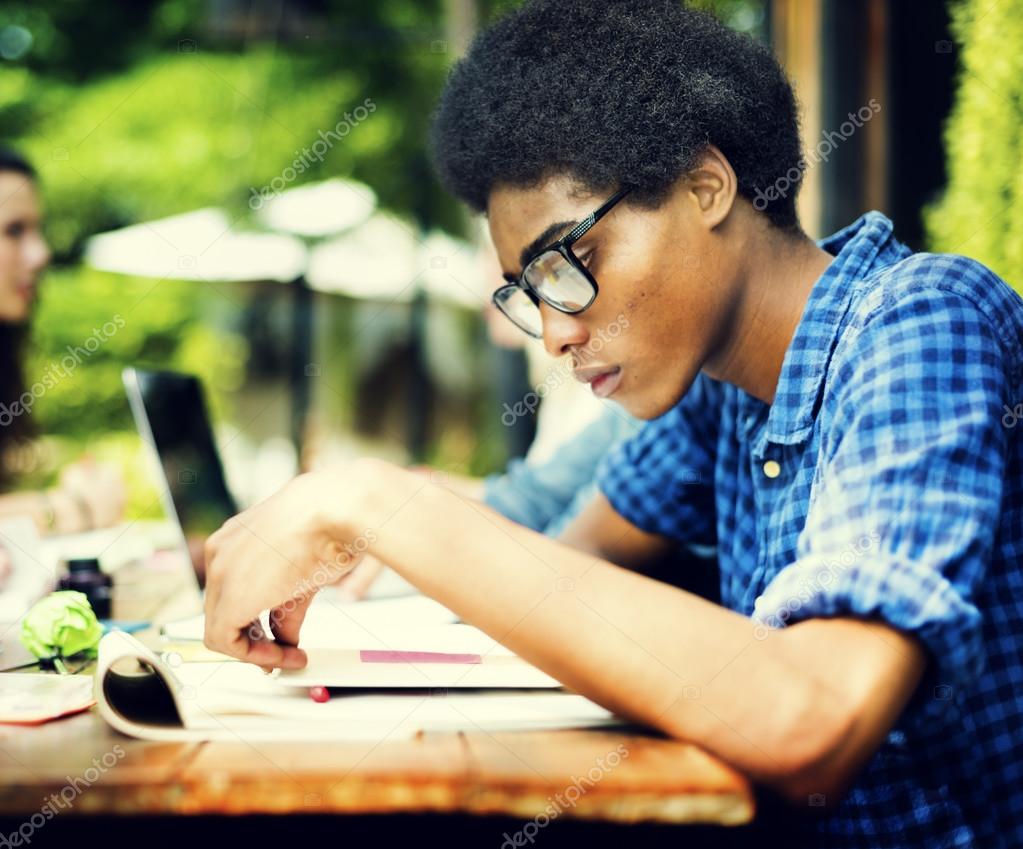 Estudiante Estudiando en el Concepto Campus 2023