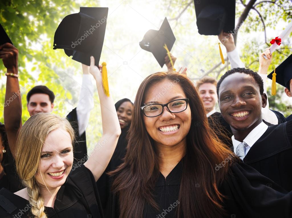 Estudiantes celebrando el concepto de graduación — Foto de stock ...
