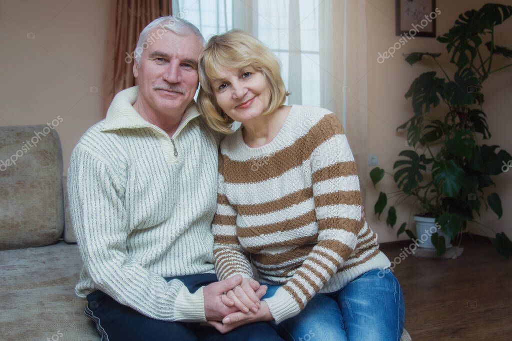 Feliz concepto de vejez. Una pareja de casados a la edad de sentarse en ...