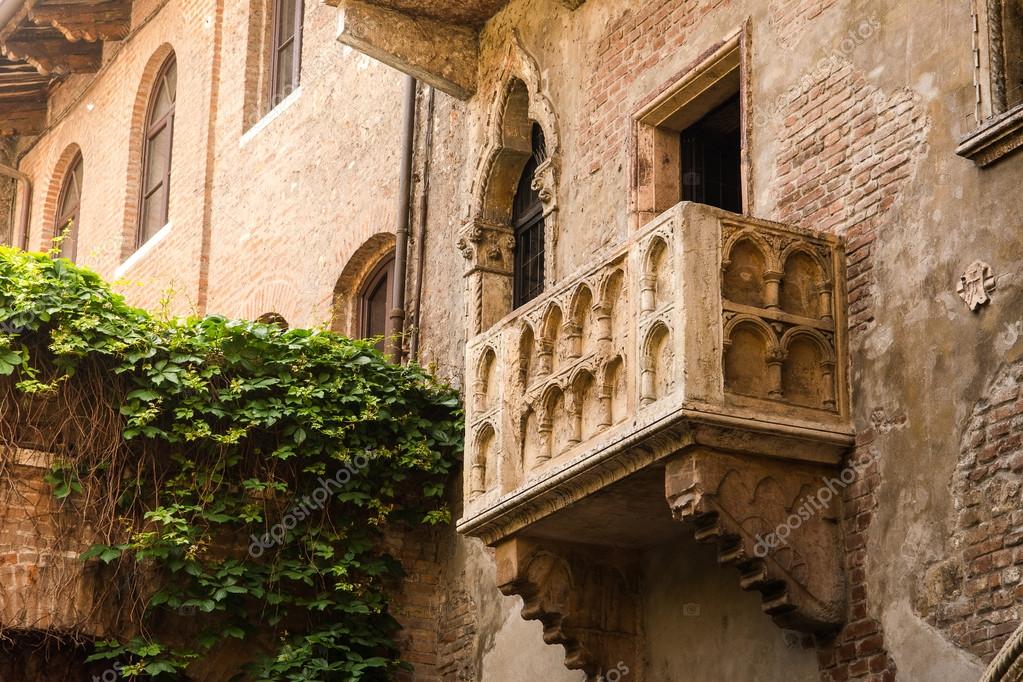 Balcony of Juliet's house in Verona, Italy — Stock Photo © VixCompaNI ...