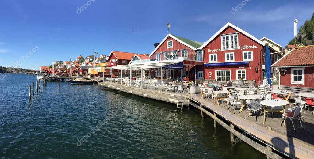 Fjallbacka, Suecia - 1 de junio de 2017: Pueblo pesquero sueco Fjallbacka en la costa oeste de ...