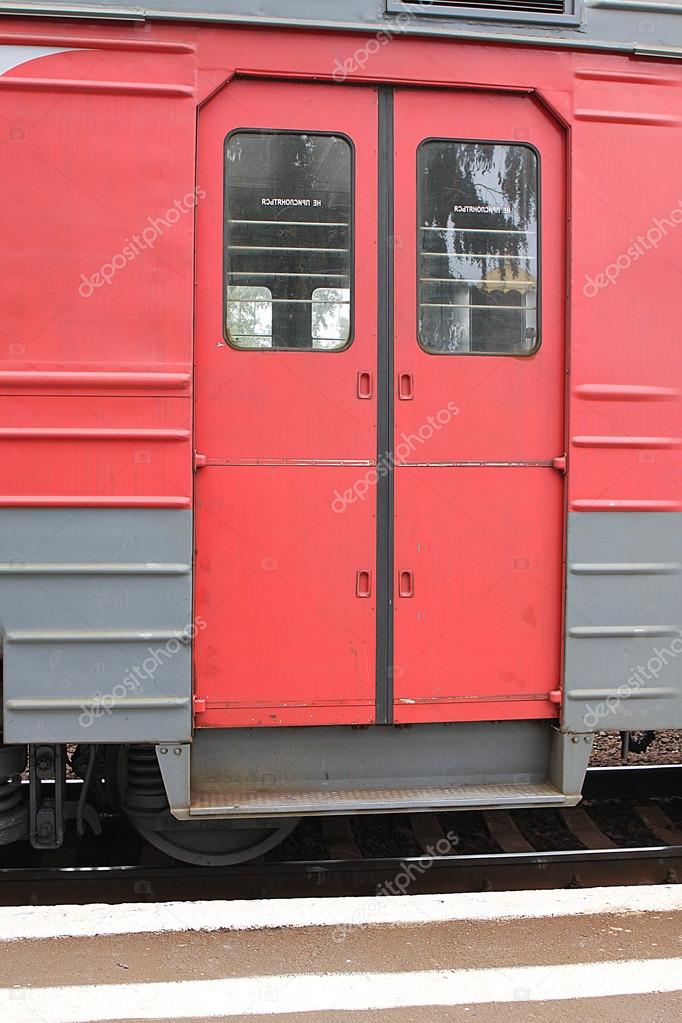 Red doors of a carriage of an electric train at the platform — Stock ...