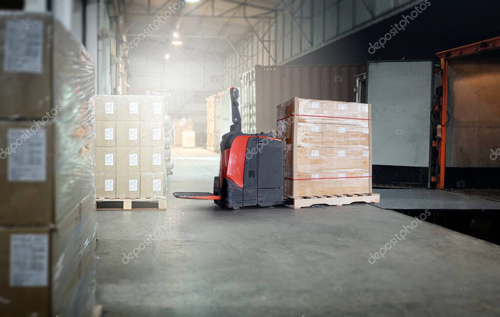 Carga de embarque de carga para camión. Carretilla elevadora eléctrica ...