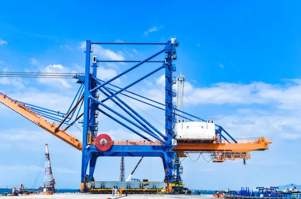 Floating Crane Floating Crane Rambiz Stock Photo by ©PantherMediaSeller ...