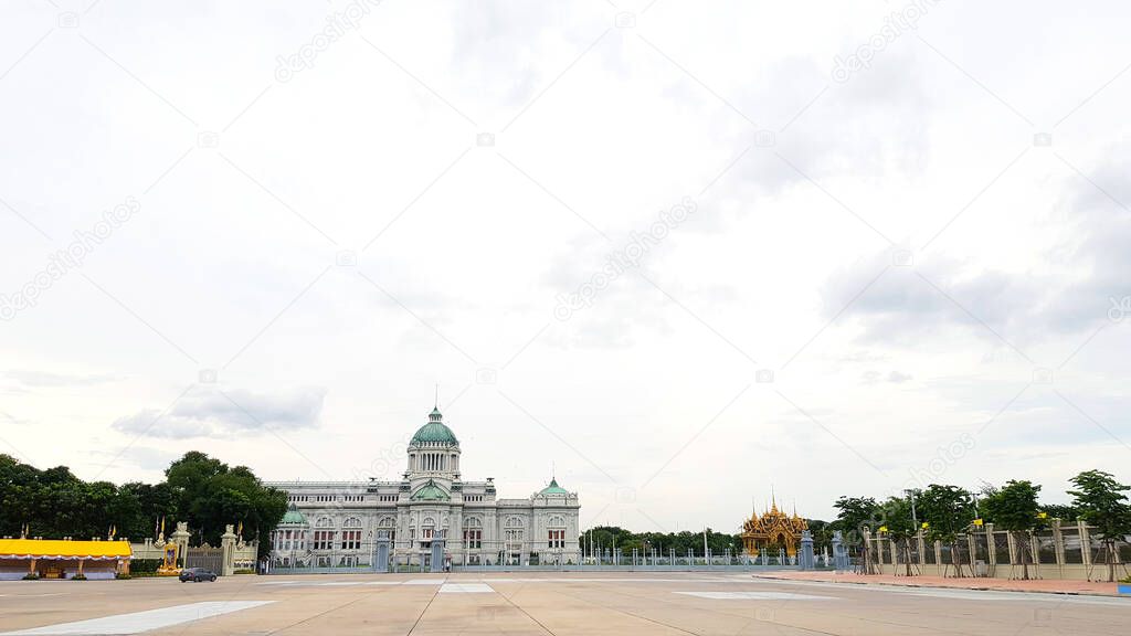 Amphorn Sathan Residential Hall o la Villa Ambara con fondo de cielo y ...