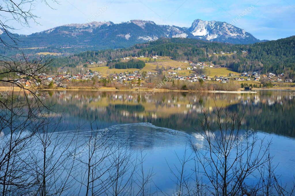 El idílico Hallstaetter Ver con la montaña Sandling en el fondo en ...