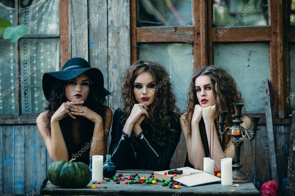 Tres brujas en la mesa: fotografía de stock © simbiothy #87020624 ...
