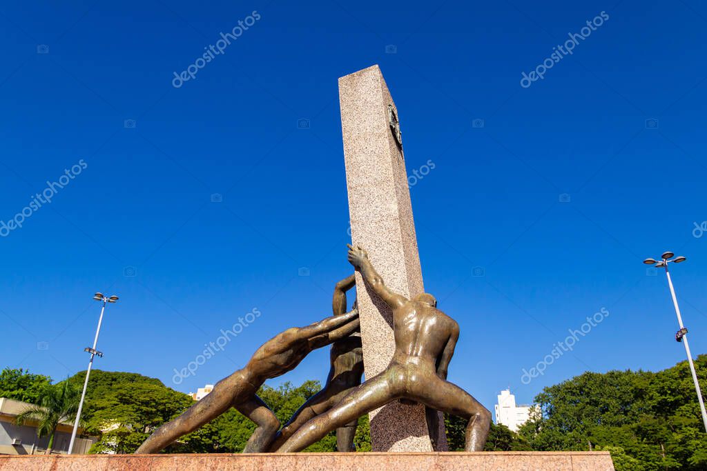 Monumento a las tres razas. Monumento ubicado en el centro de la Plaza ...