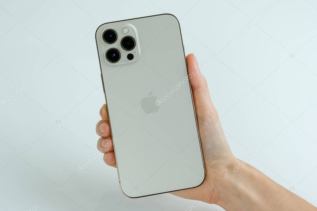 iPhone 12 Pro Max en el color dorado en la mano de un cliente. 2024
