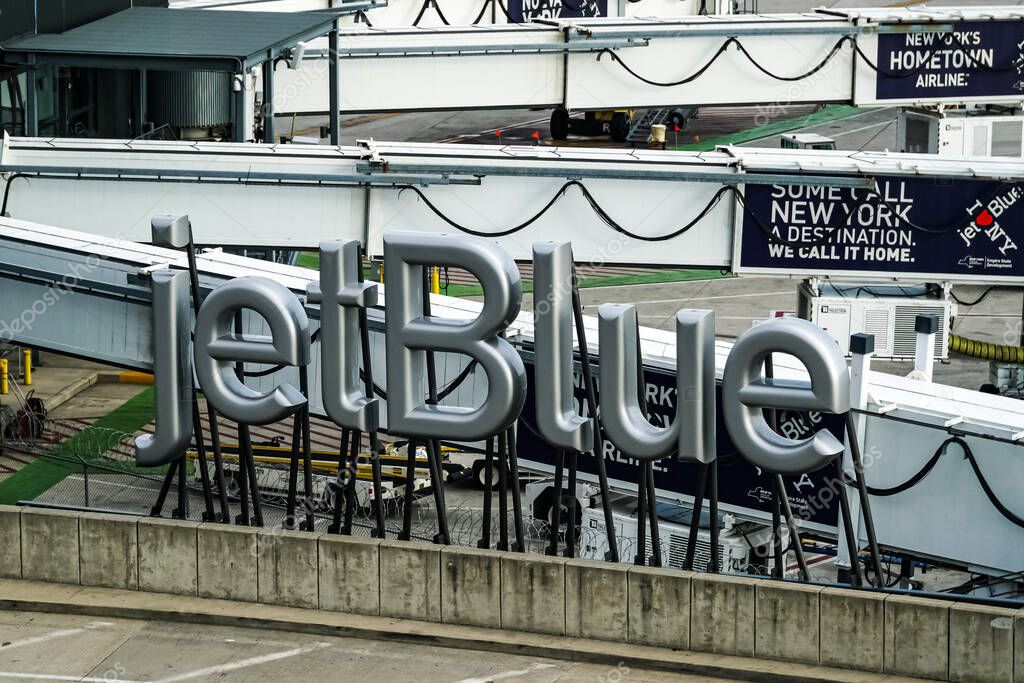 El letrero del logotipo de jetBlue y el jetBlue Terminal 5 en el ...