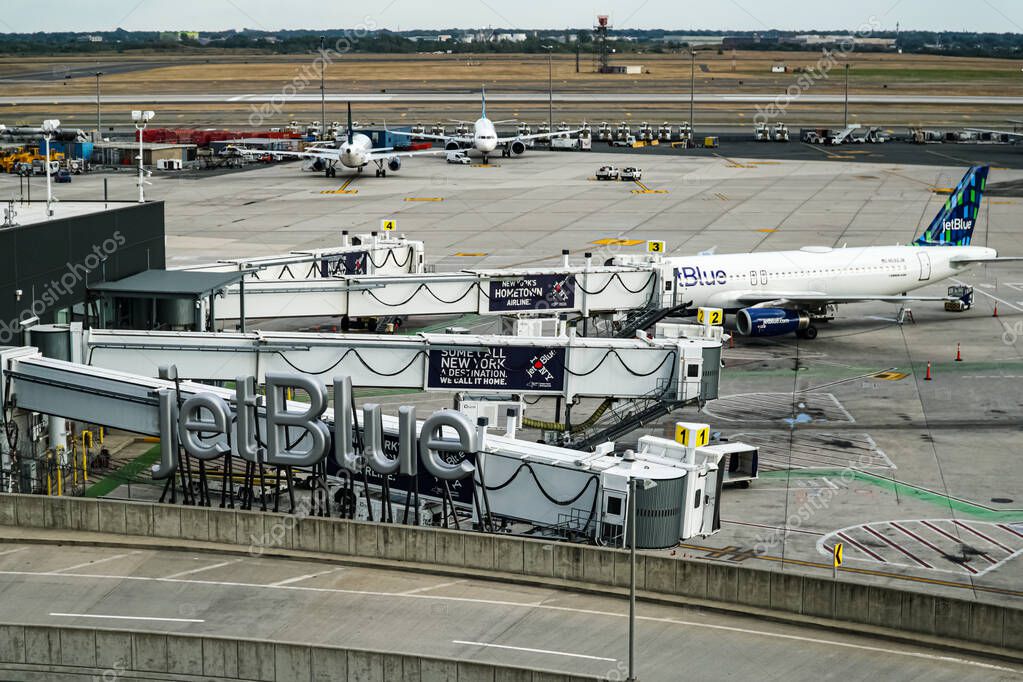 El letrero del logotipo de jetBlue y el jetBlue Terminal 5 en el ...