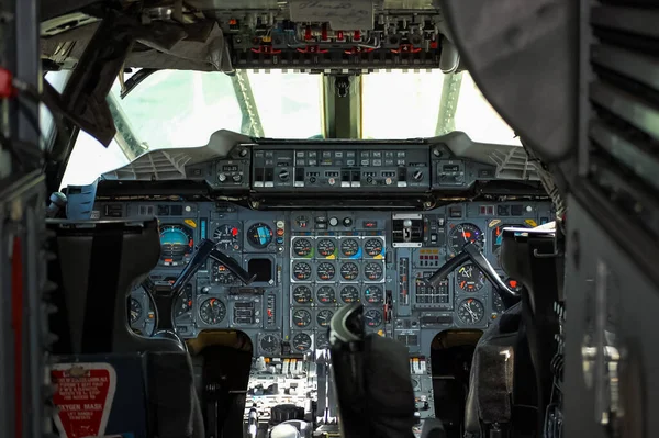 Panel de instrumentos y cabina del Concorde del avión de pasajeros ...