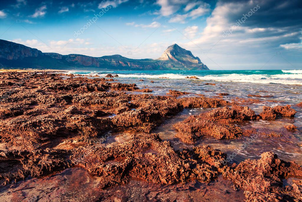 Exótica vista matutina de la reserva natural de Monte Cofano ...