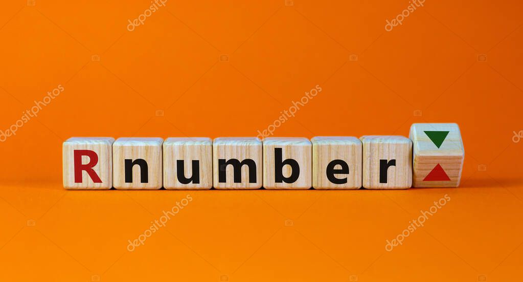 R - número de reproducción arriba o abajo símbolo. Cubos de madera con ...