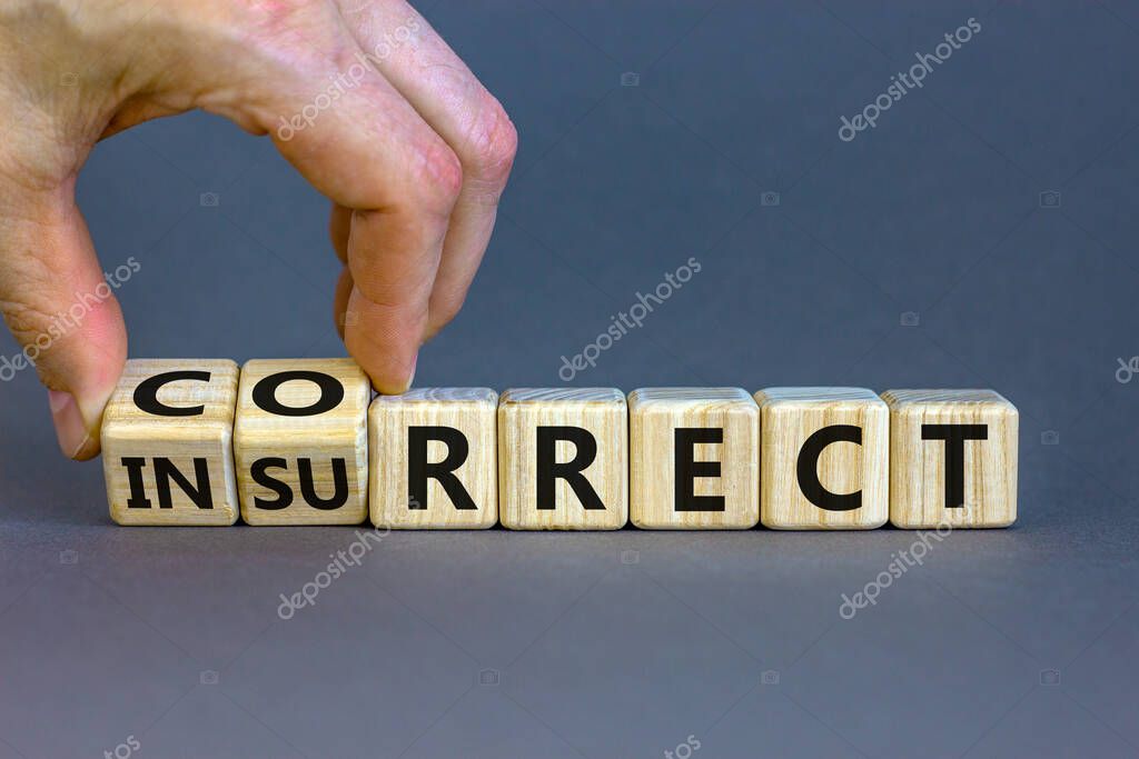 Símbolo correcto vs insurrecto. Empresario mano se convierte en cubos ...