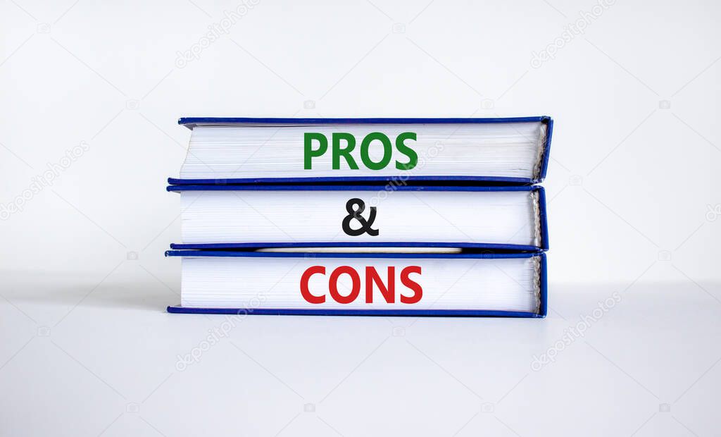 Símbolo de pros y contras. Libros con palabras 'Pros y contras ...