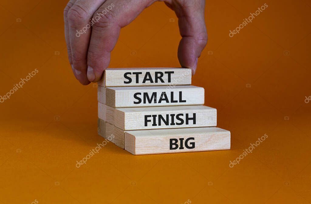 Comenzar pequeño acabado símbolo grande. Concepto de palabras 'Start ...