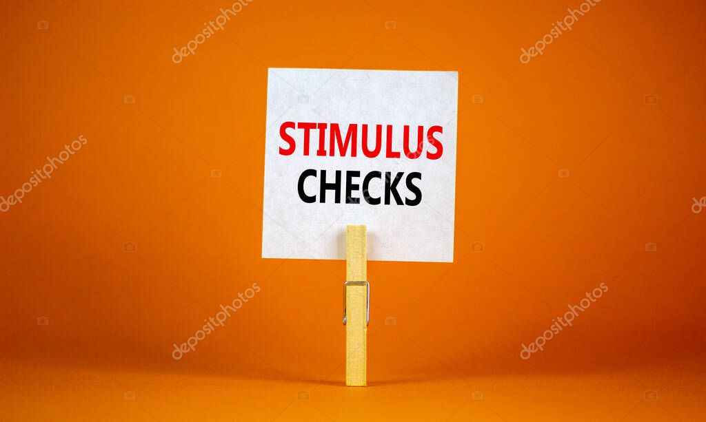 El estímulo comprueba el símbolo. Libro blanco con palabras 'cheques de ...