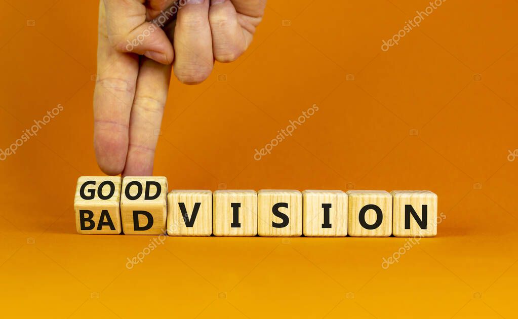 Símbolo de buena o mala visión. El hombre de negocios convierte los ...