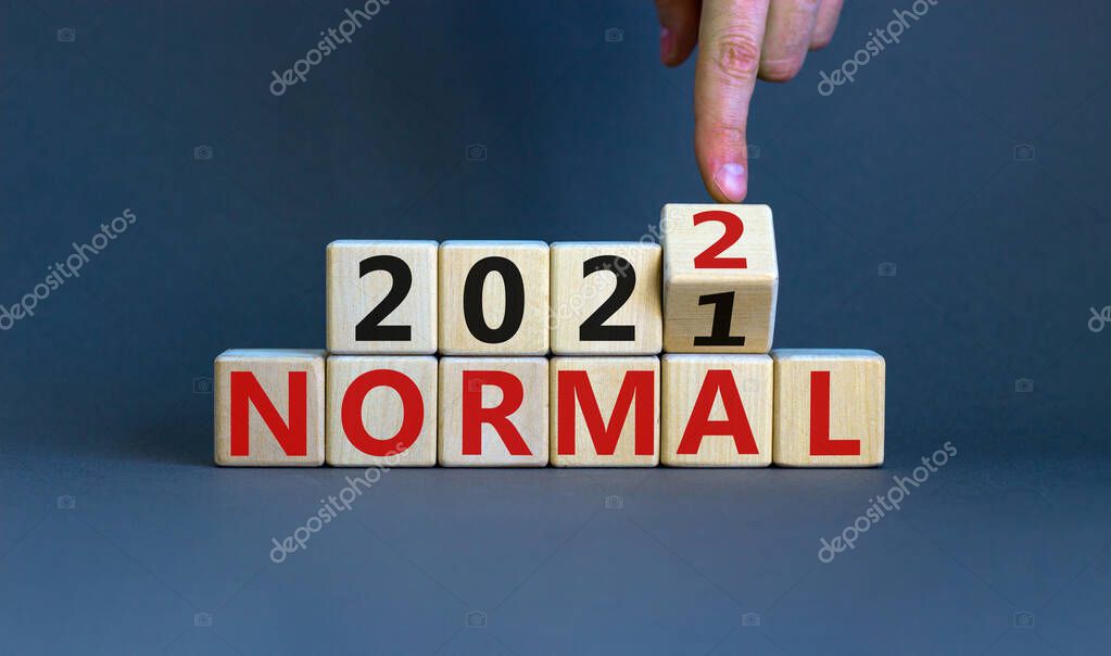 Símbolo de covid-19 normal en 2022. El doctor convierte un cubo de ...