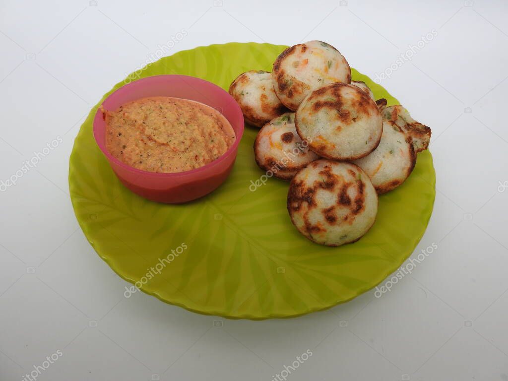 Primer plano de Paddu o Kuzhi paniyaram y Chutney de coco en una placa ...