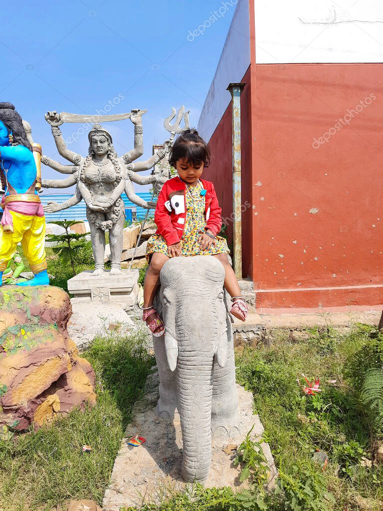 Bangalore, Karnataka, India-Dic 13 2020: Hermosa niña india sentada ...