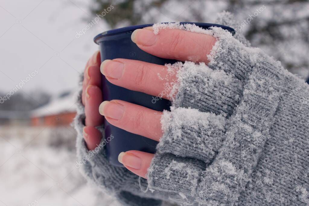 Mujer sosteniendo una taza en sus manos. Los guantes est n cubiertos de ...