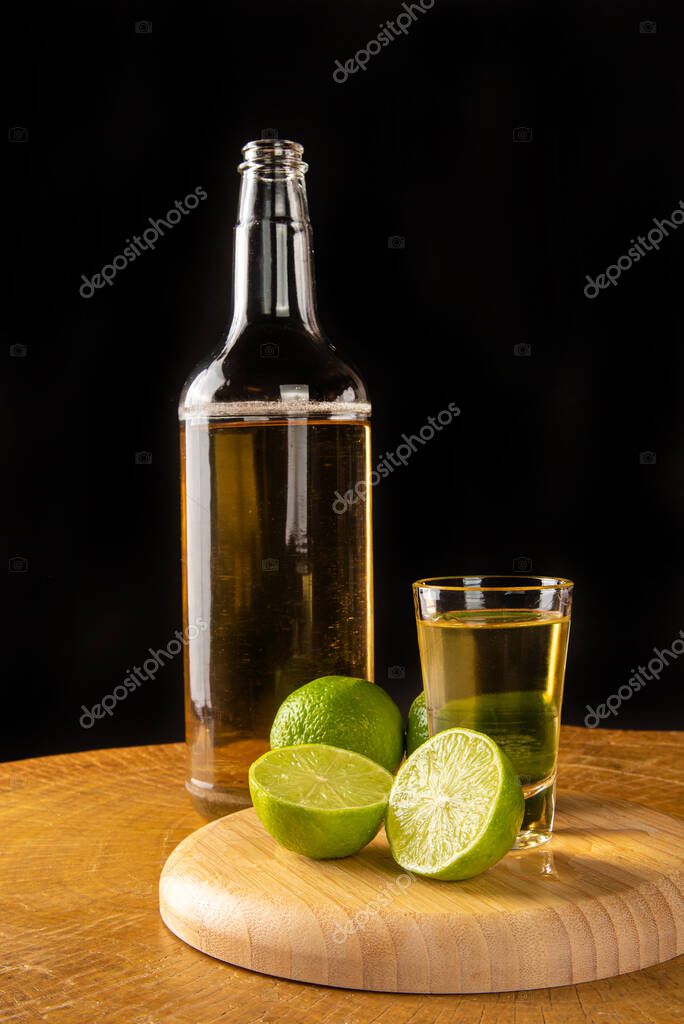 Bebida brasileña conocida como Cachaca, en primer plano un corcho y en ... Bebida brasileña conocida como Cachaca, en primer plano un corcho y en ...