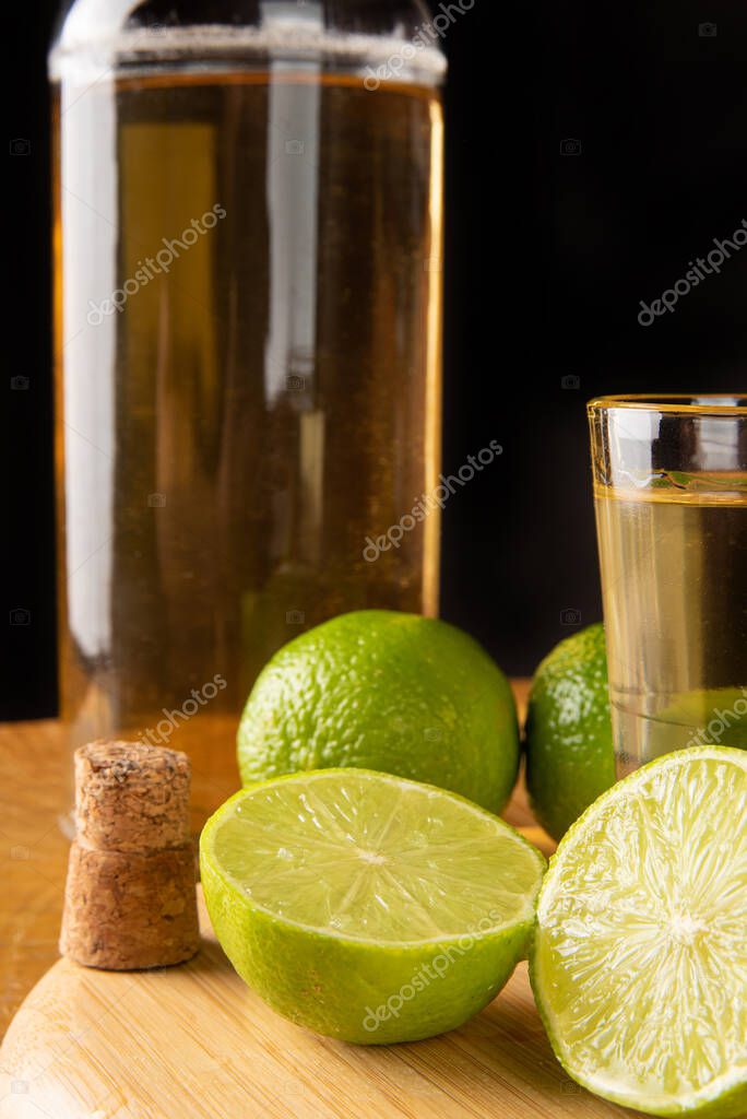 Bebida brasileña conocida como Cachaca, en primer plano un corcho y en ... Bebida brasileña conocida como Cachaca, en primer plano un corcho y en ...