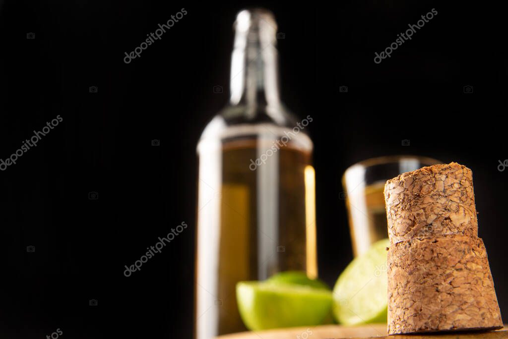 Bebida brasileña conocida como Cachaca, en primer plano un corcho y en ... Bebida brasileña conocida como Cachaca, en primer plano un corcho y en ...